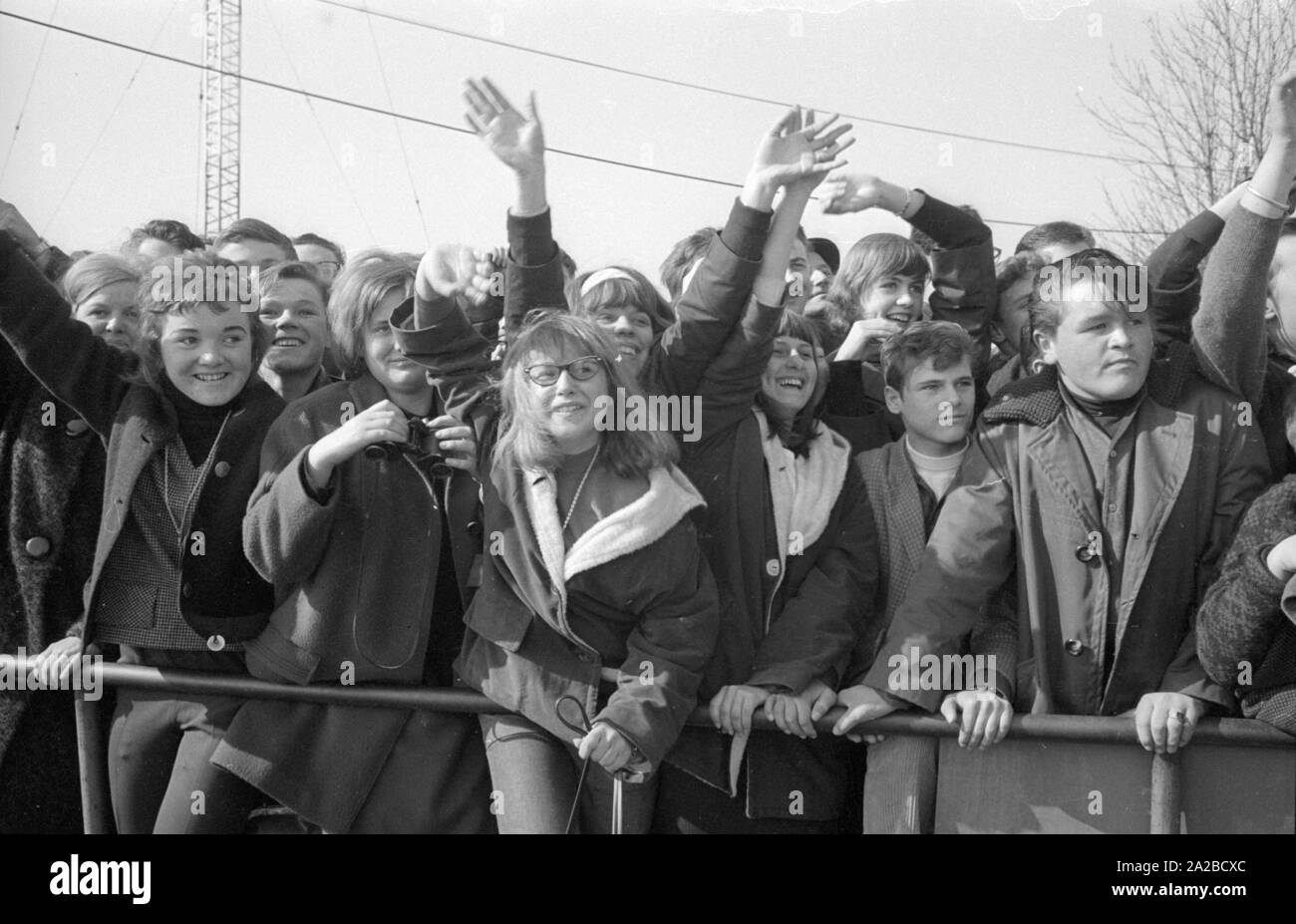 Beatles crowd 60s hi-res stock photography and images - Alamy