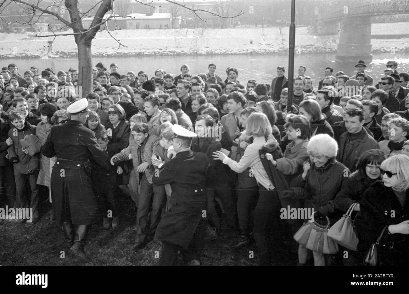 Beatles crowd 60s hi-res stock photography and images - Alamy