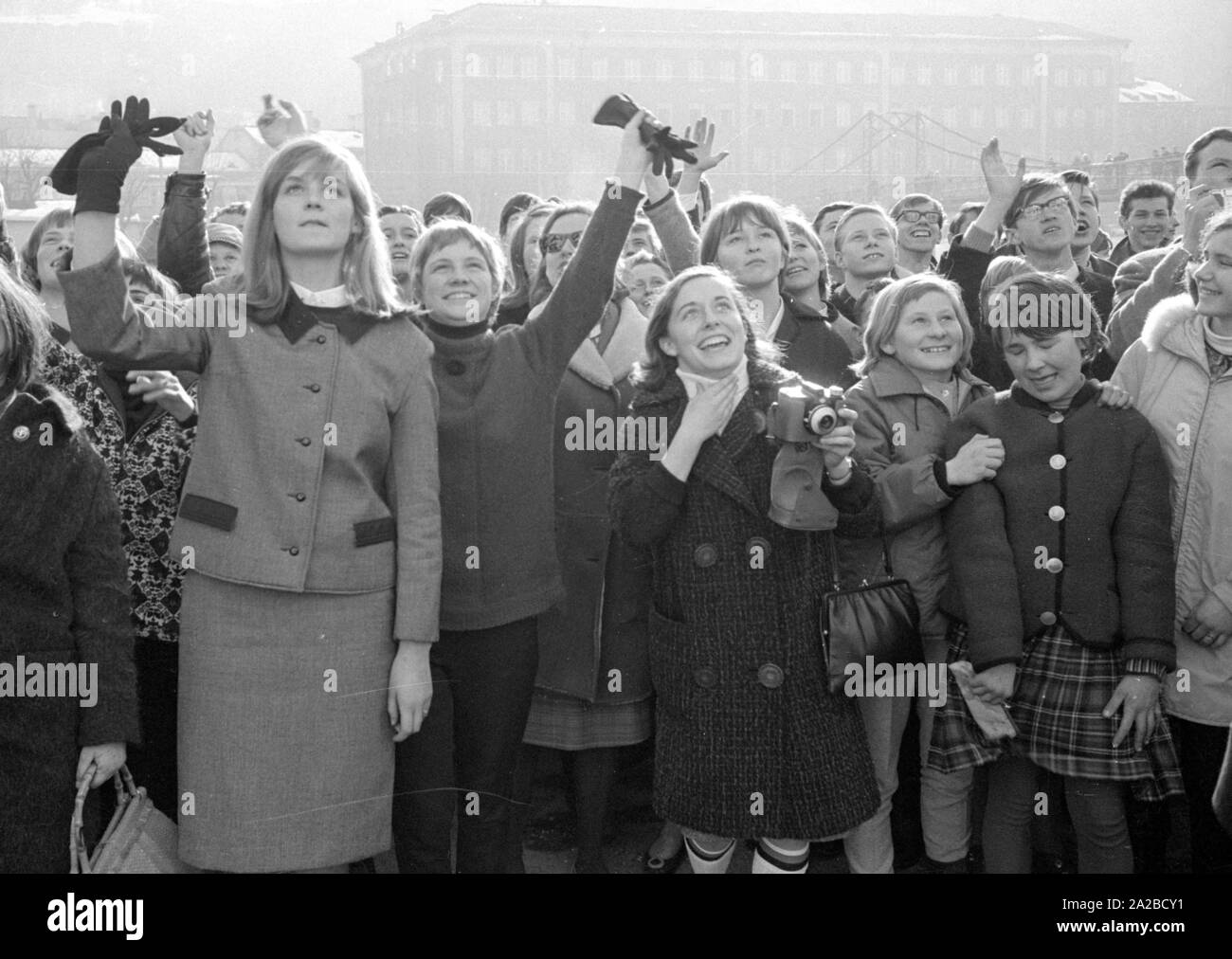 Beatles crowd 60s hi-res stock photography and images - Alamy