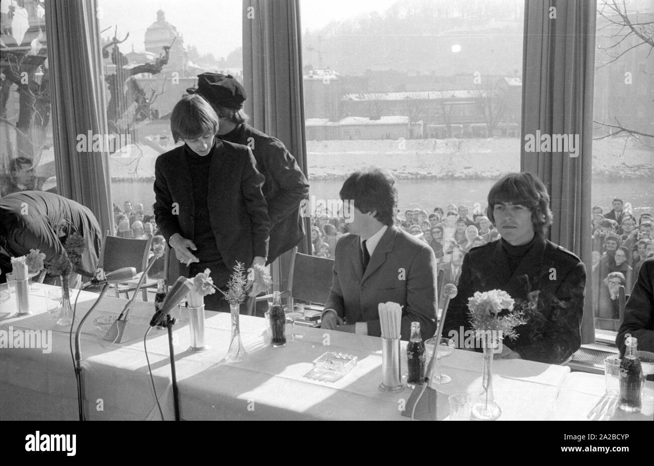 George harrison help beatles 1965 hi-res stock photography and images ...