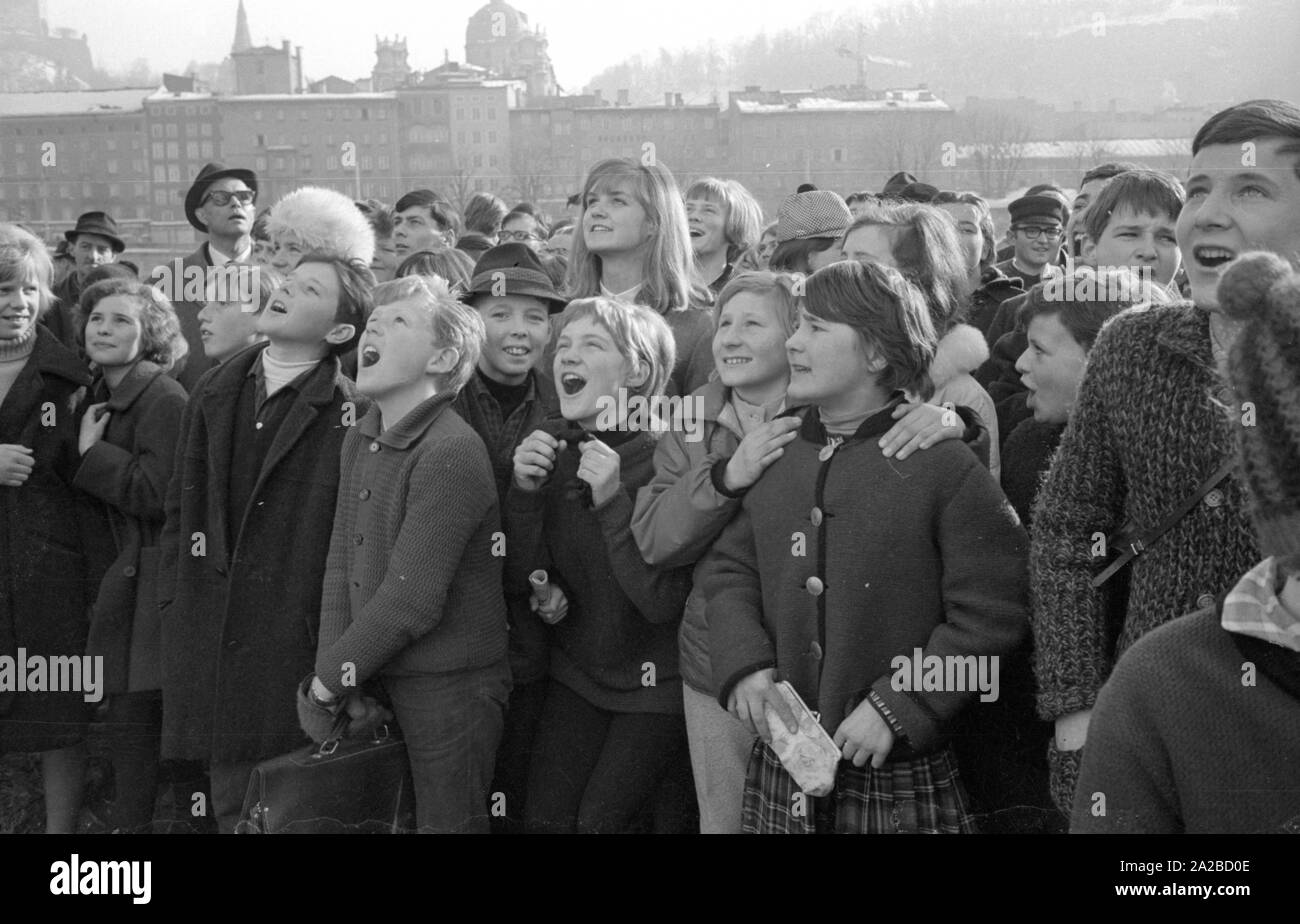 Beatles crowd 60s hi-res stock photography and images - Alamy