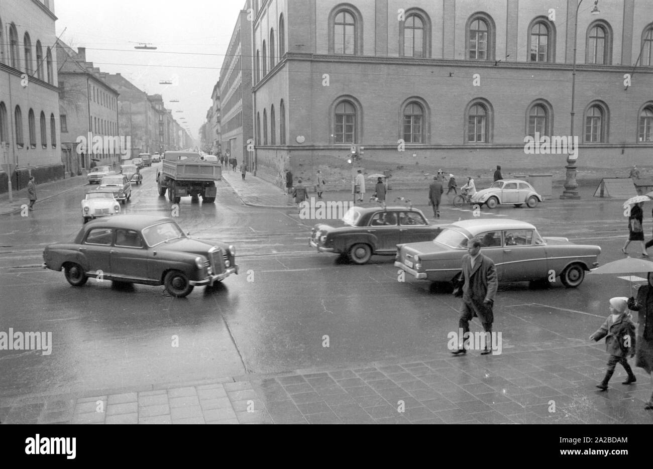 Cars and passers-by at the intersection of Ludwigstraße and ...