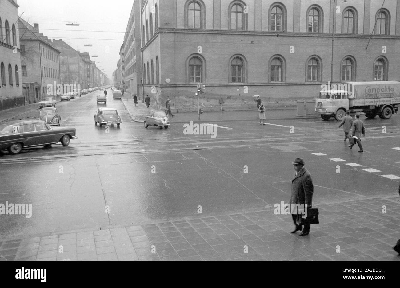 Cars and passers-by at the intersection of Ludwigstraße and ...