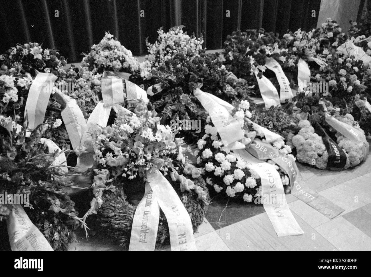 Mourning ceremony at the funeral of the writer Erich Kästner Stock ...