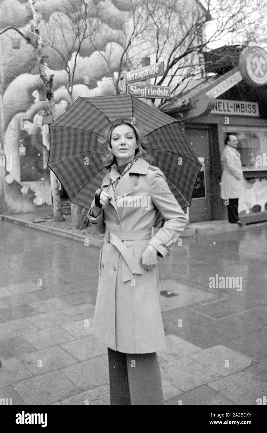 Photo story with the Austrian actress Maria Perschy, here on the corner ...