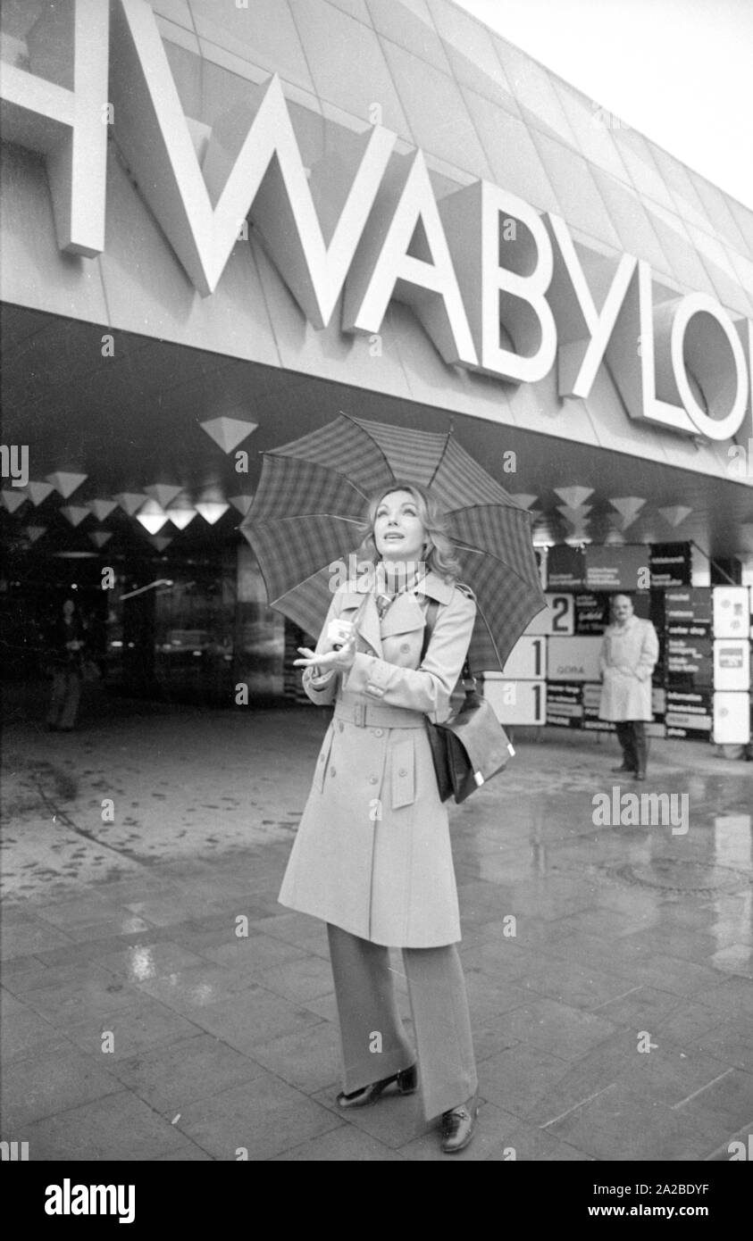 Photo story with the Austrian actress Maria Perschy, here in front of ...