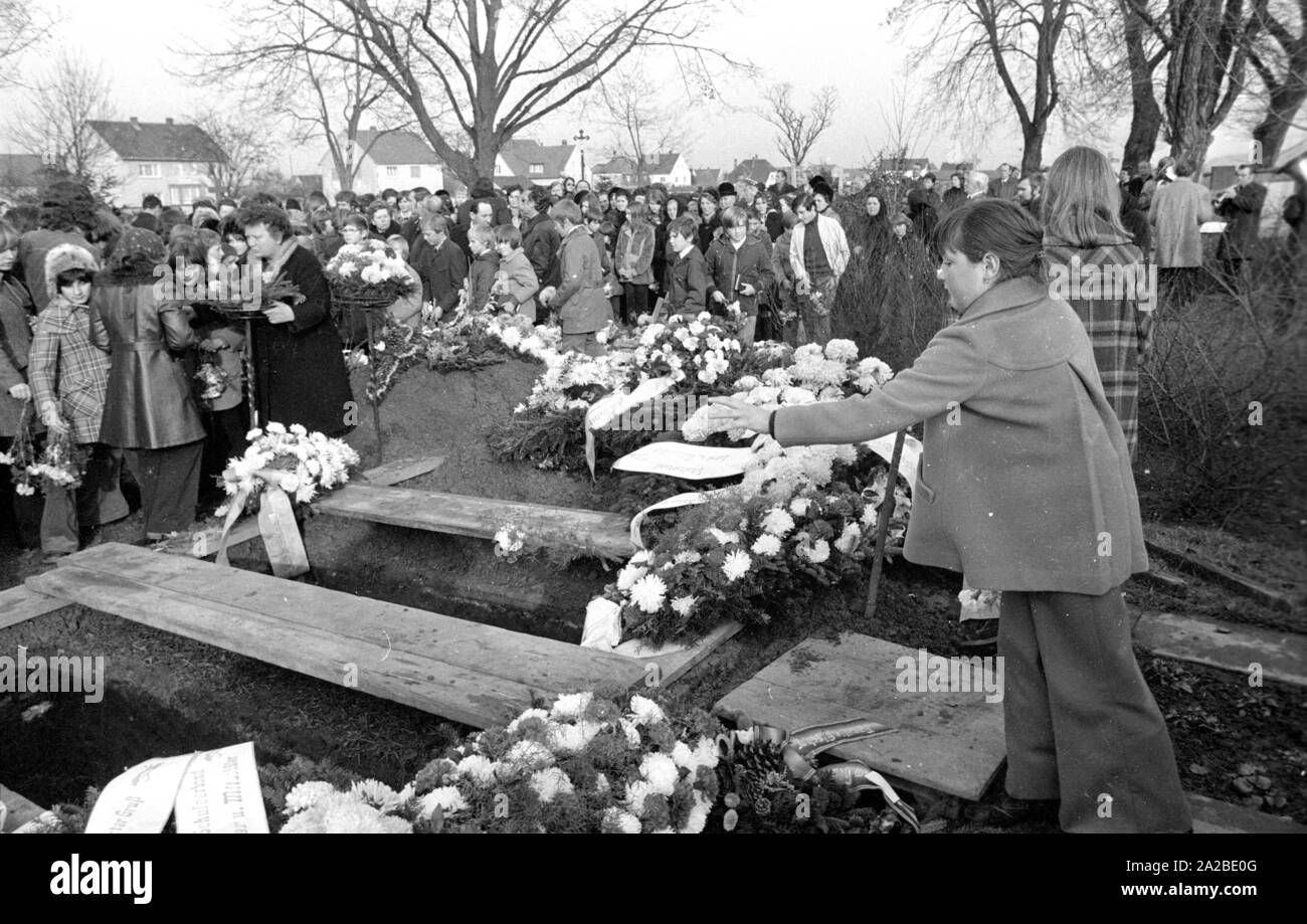 Schoolchildren funeral hi-res stock photography and images - Alamy