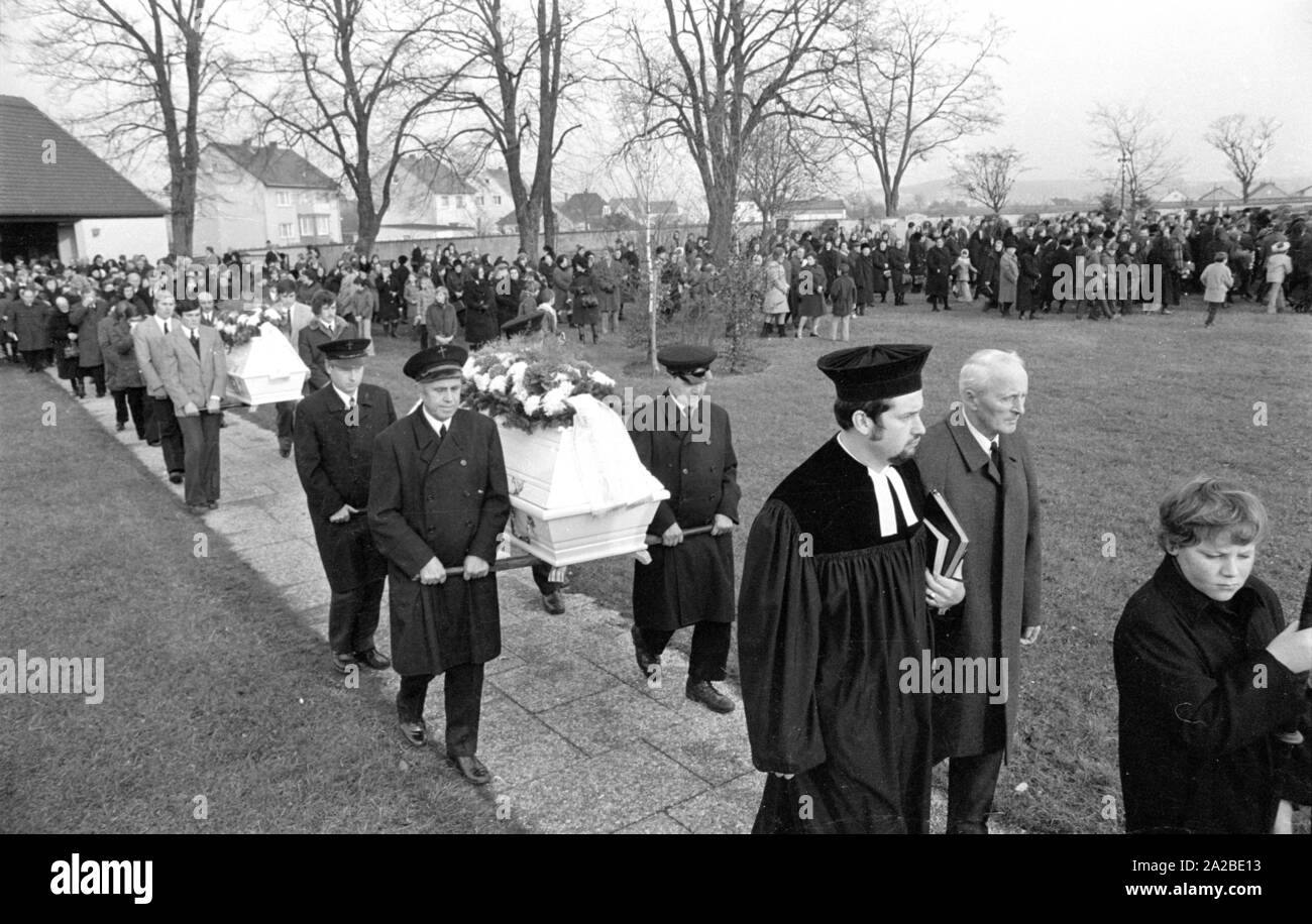 Schoolchildren funeral hi-res stock photography and images - Alamy