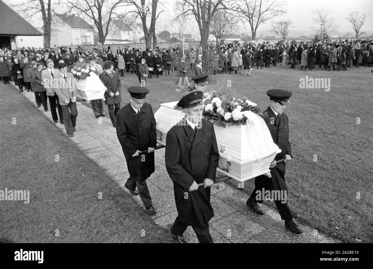 Schoolchildren funeral hi-res stock photography and images - Alamy