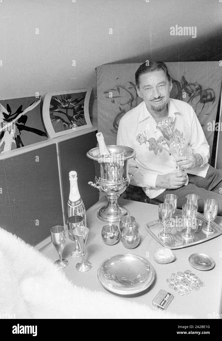 Homestory with the inventor Walter Thiele. He presents the gold shining ...
