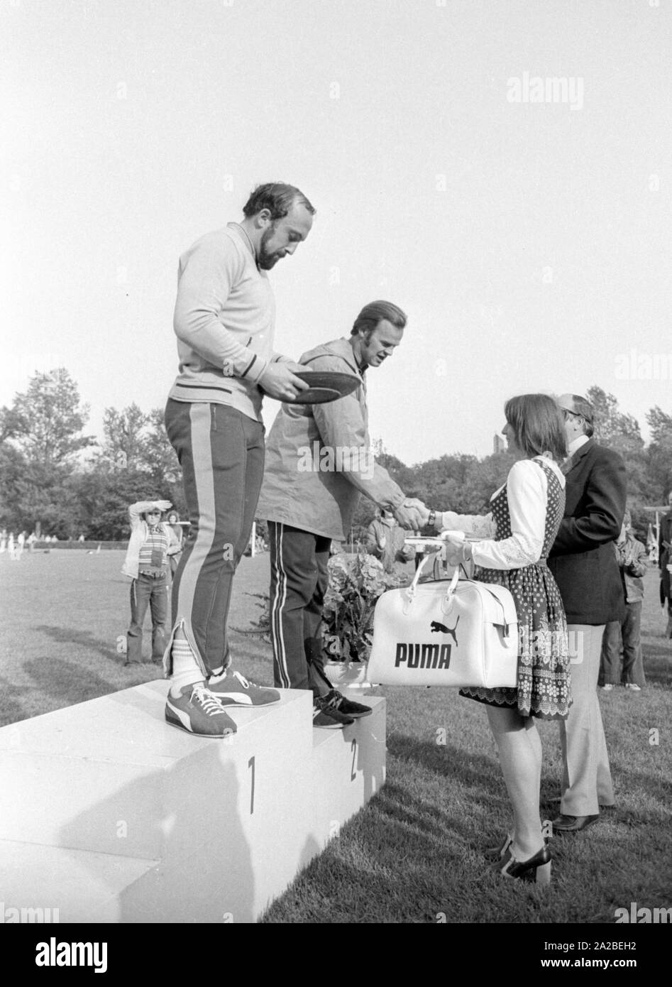 The javelin throwers Klaus Wolfermann (left) and Janis Lusis (2nd left ...