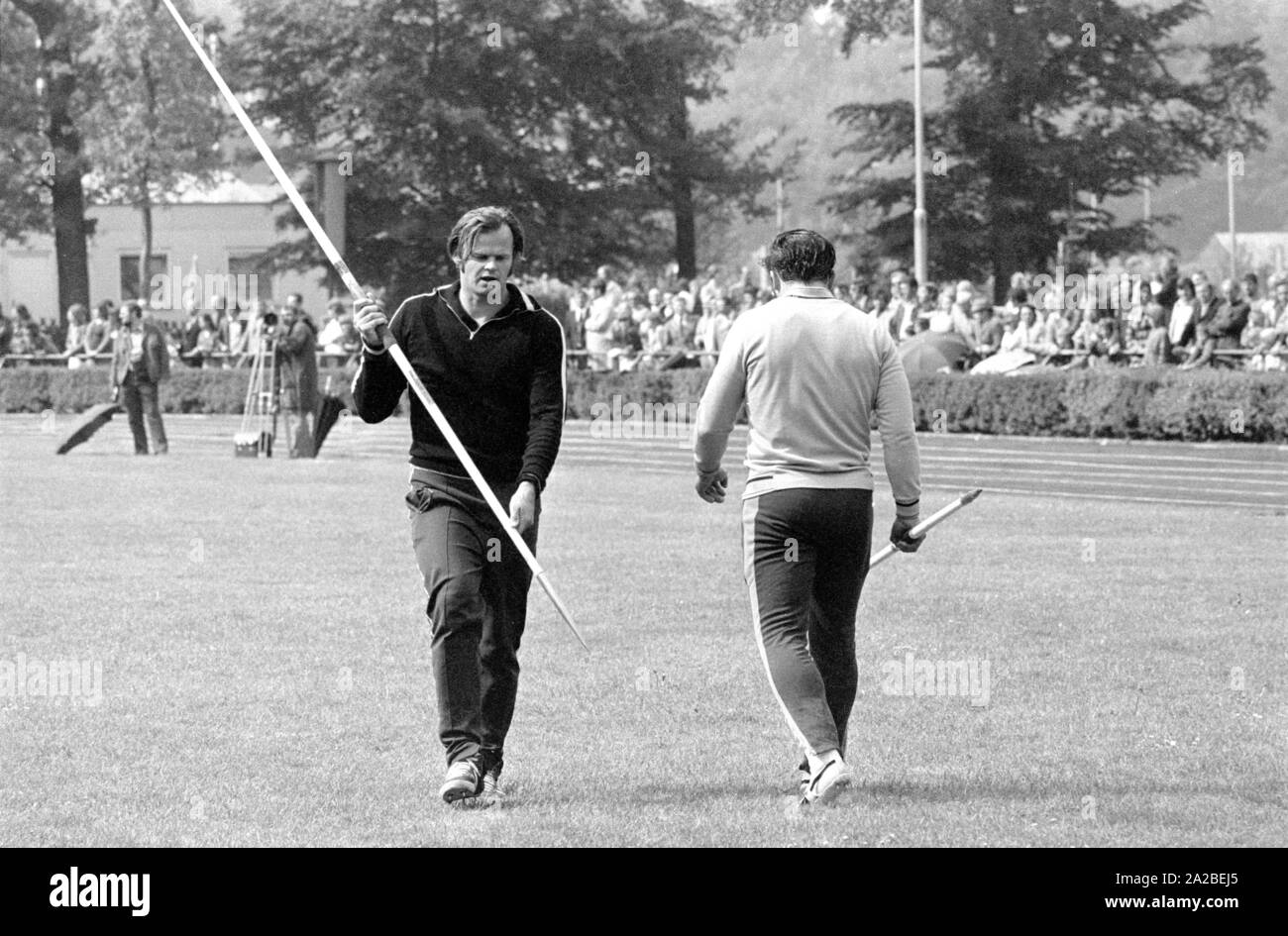 The javelin throwers Klaus Wolfermann (r.) and Janis Lusis (l.) at the ...