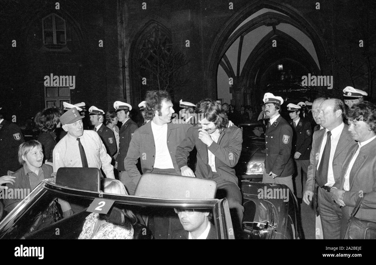 Franz Beckenbauer (l.) and Gerd Müller (r.) at the celebration of FC ...