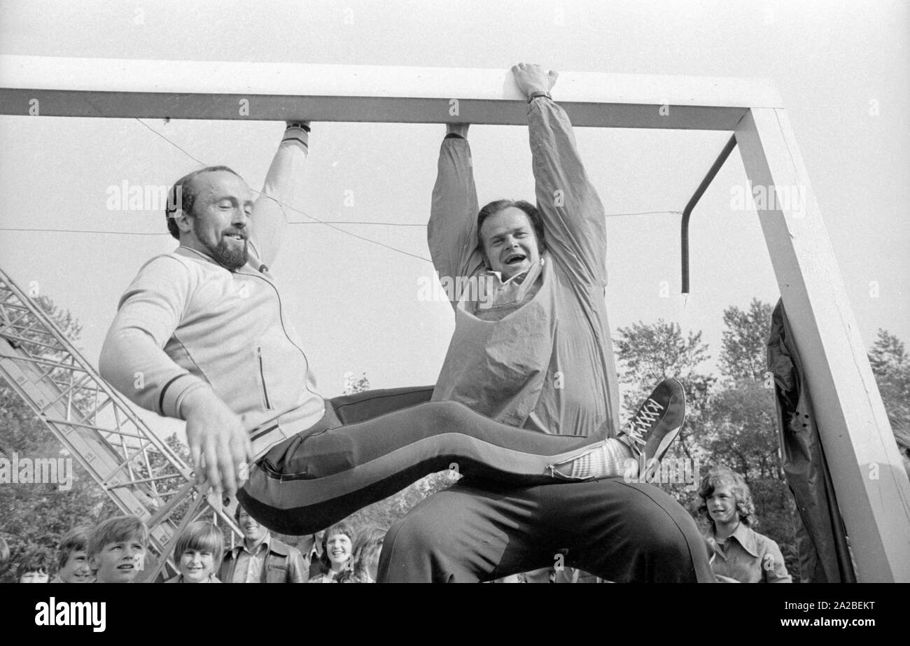 The javelin throwers Klaus Wolfermann (l.) and Janis Lusis (r.) at the ...