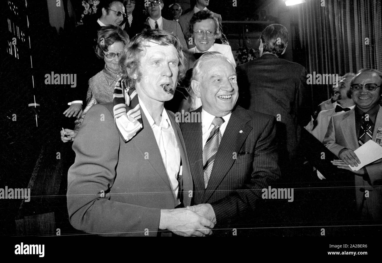 Goalkeeper Sepp Maier (l.) and the Bavarian Prime Minister Alfons ...