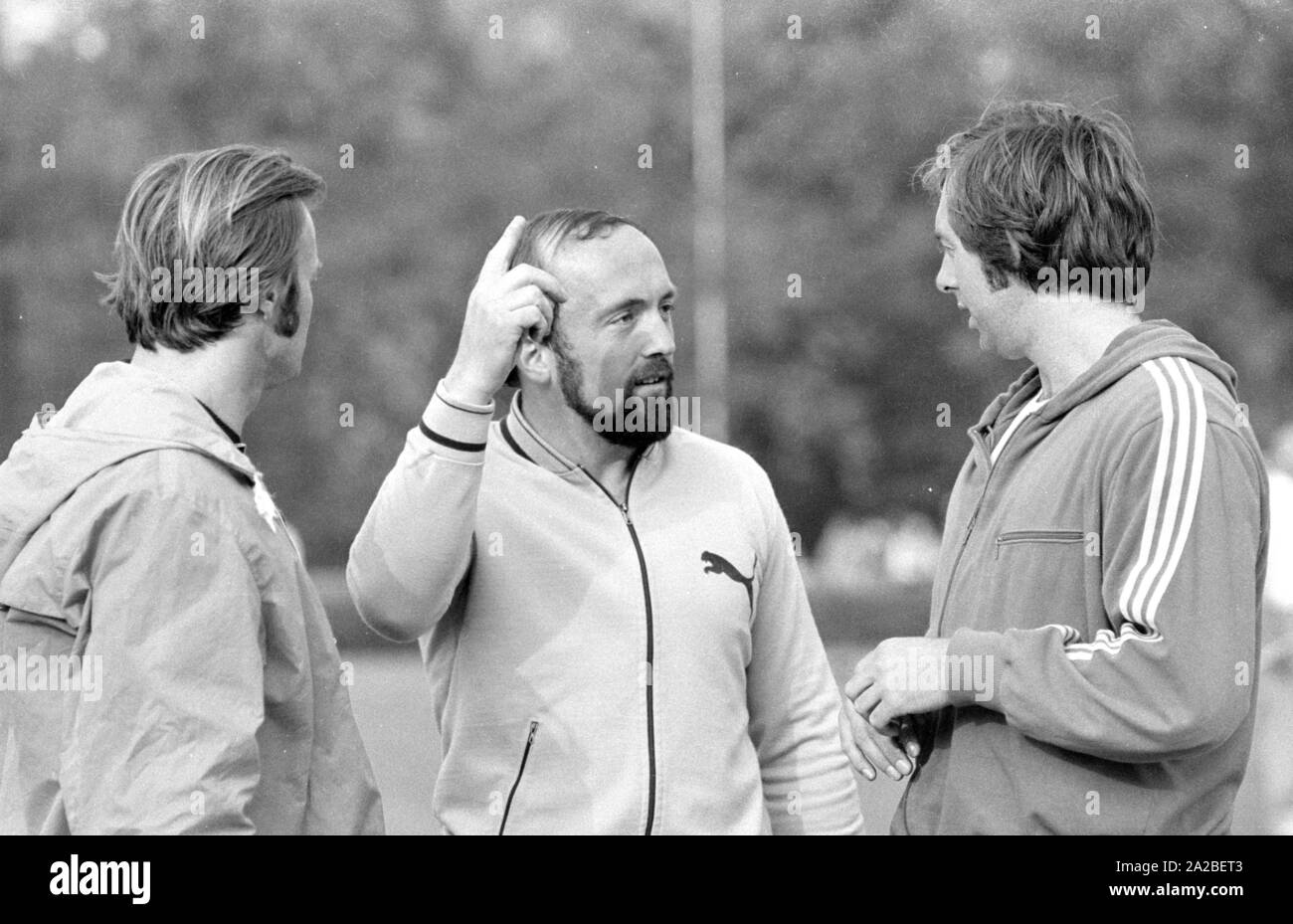 The javelin throwers Klaus Wolfermann (center) and Janis Lusis (l.) at ...