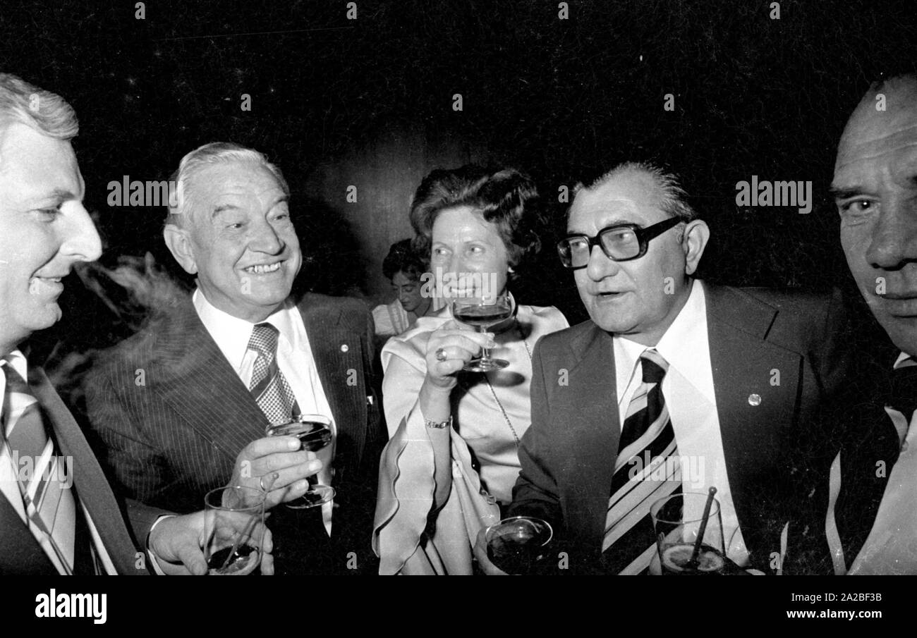 Assistant coach Jupp Derwall (left) and Bavarian Prime Minister Alfons ...