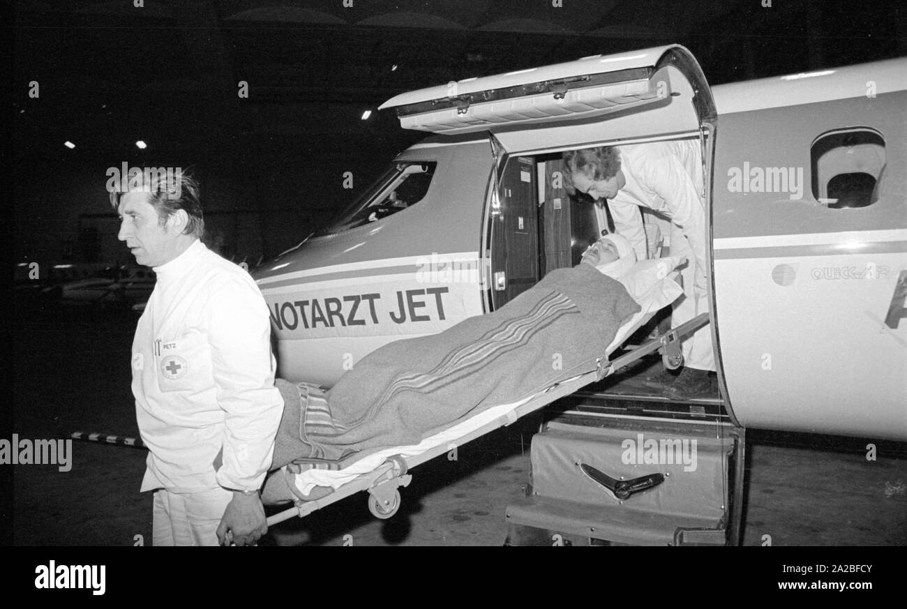 Airplane doctor patient Black and White Stock Photos & Images - Alamy