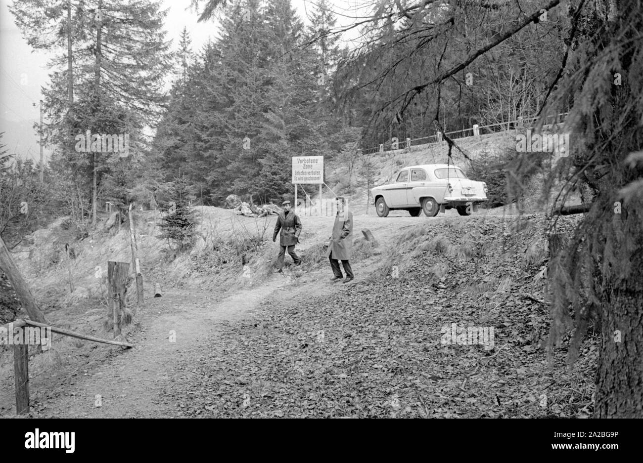 Richard Burton (r.) on the set of the movie "The Spy Who Came in from ...
