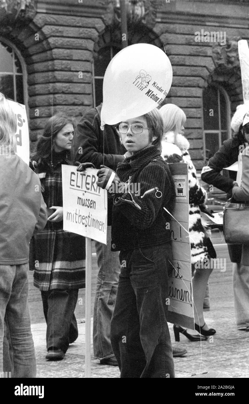 In Munich, parents and children demonstrate for better learning ...
