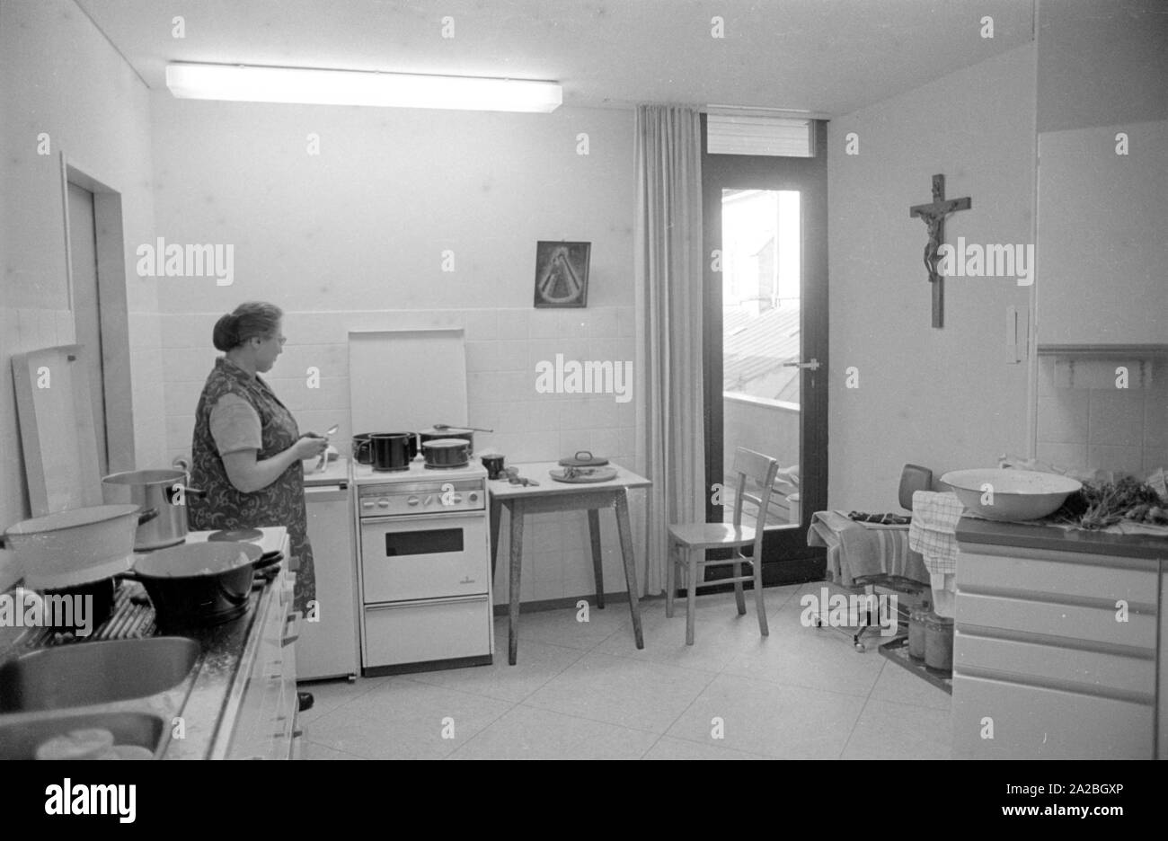 Woman apron kitchen Black and White Stock Photos & Images - Alamy