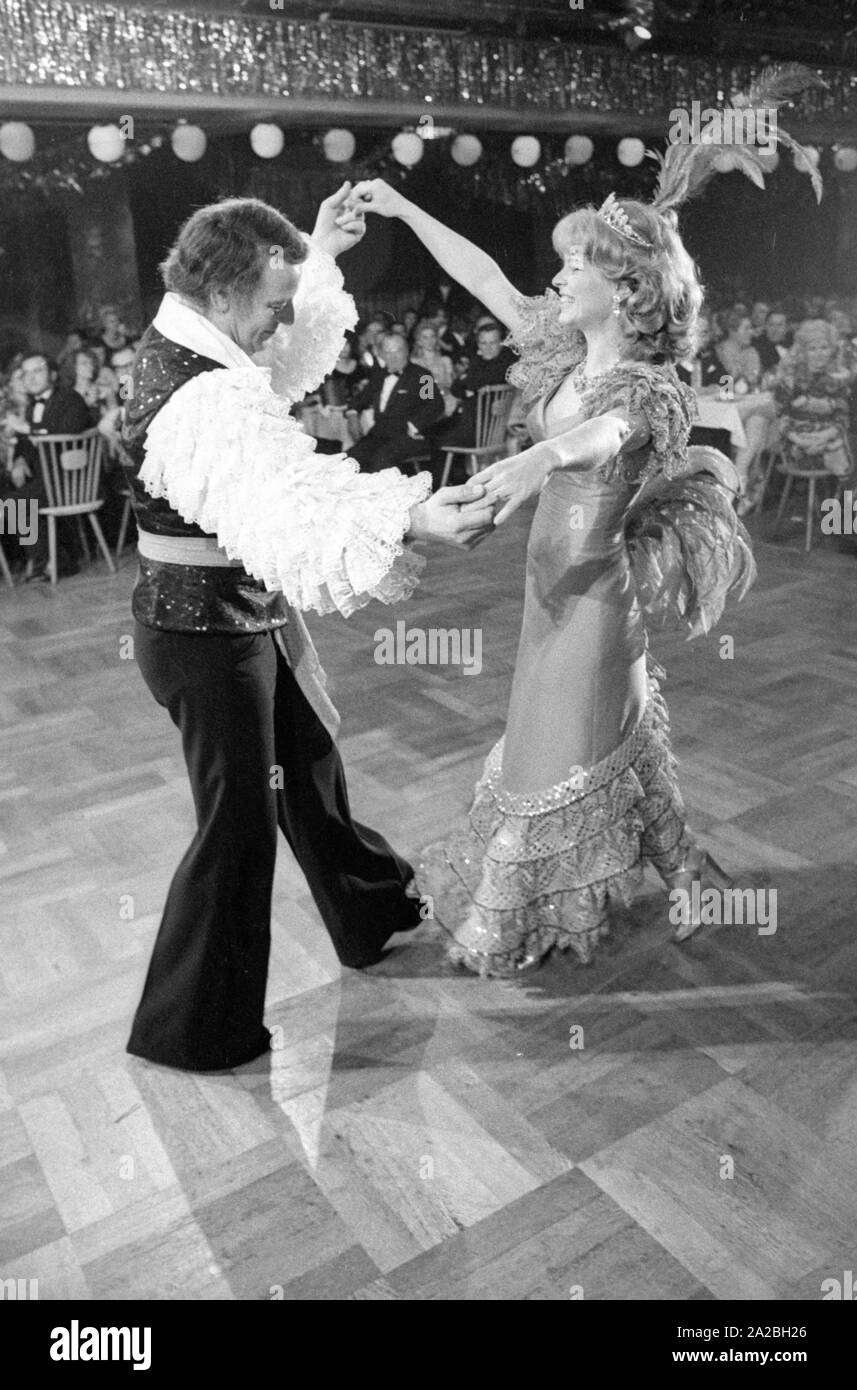 Dance performance at the German Film Ball 1974 in the Bayerischer Hof ...