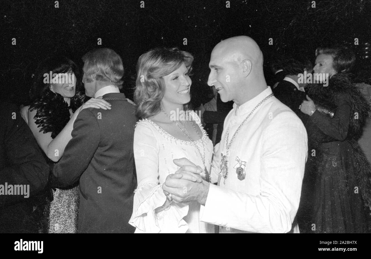 Robe soiree hi-res stock photography and images - Alamy