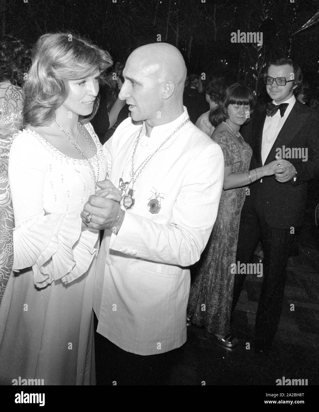 Chain gown Black and White Stock Photos & Images - Alamy