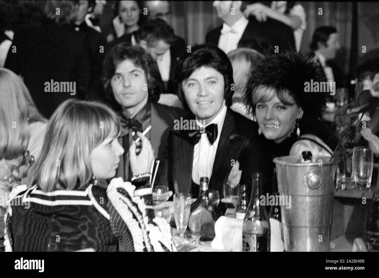 The schlager singers Chris Roberts (3rd from right) and Rex Gildo (2nd ...