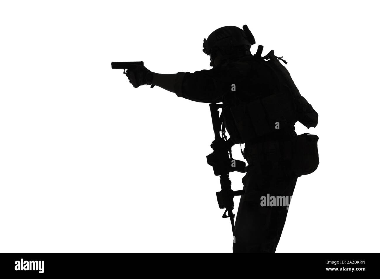 Side profile soldier aiming rifle hi-res stock photography and images ...