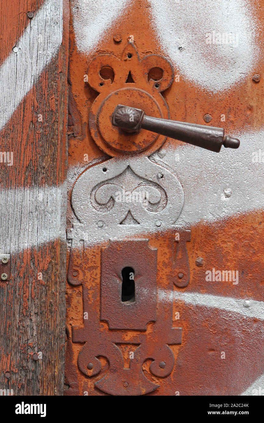 Old rusty door handle and door Stock Photo - Alamy