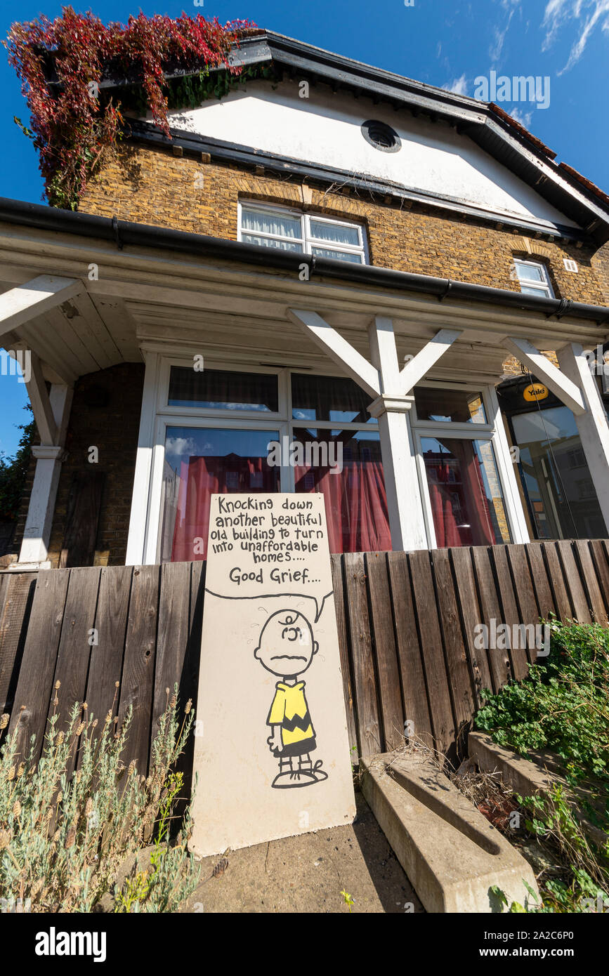 Charlie brown cartoon hi-res stock photography and images - Alamy