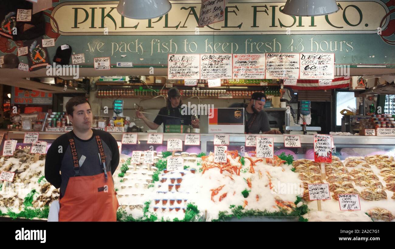 World famous pike place fish market hi-res stock photography and images ...