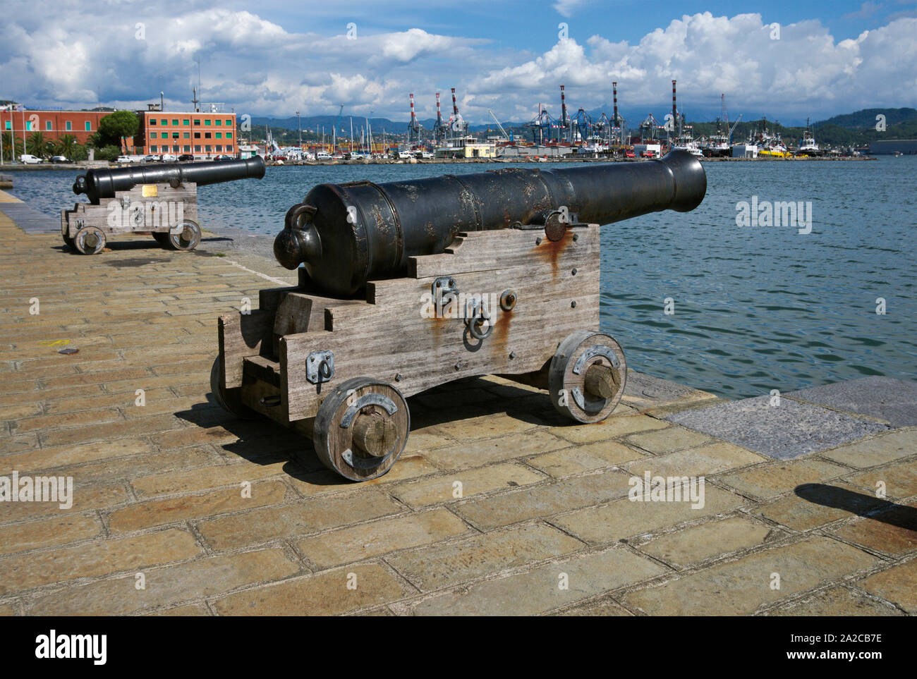 Cannon waterfront hi-res stock photography and images - Alamy