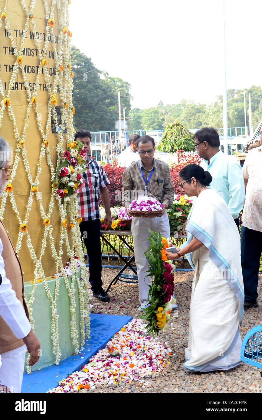 West Bengal Chief Minister Mamata Banerjee pays tribute to Mahatma ...