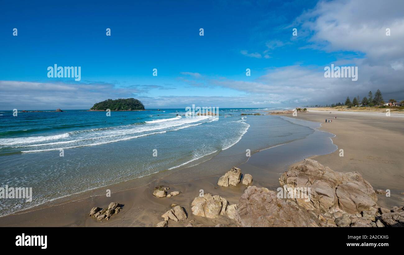 Sandy beach beach of Mount Manganui with peninsula Moturiki and island ...