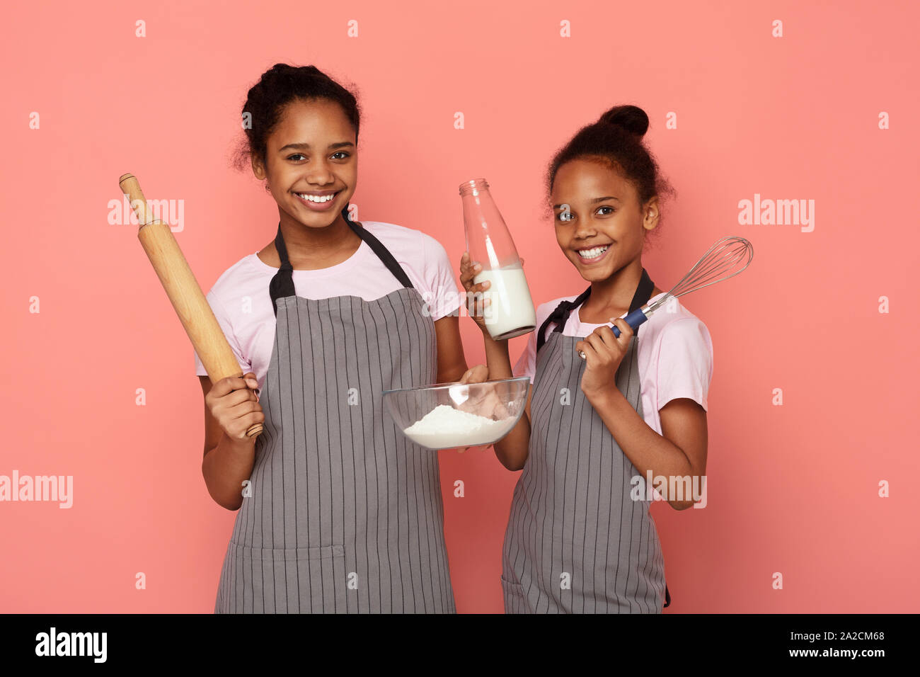 Two sisters cooking together hi-res stock photography and images - Alamy