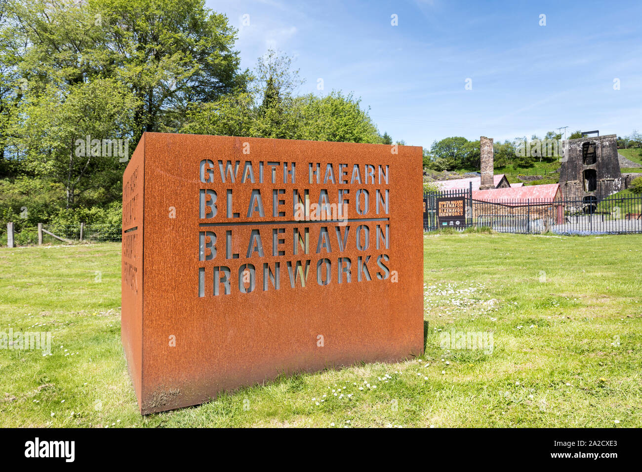Red metal sign hi-res stock photography and images - Alamy