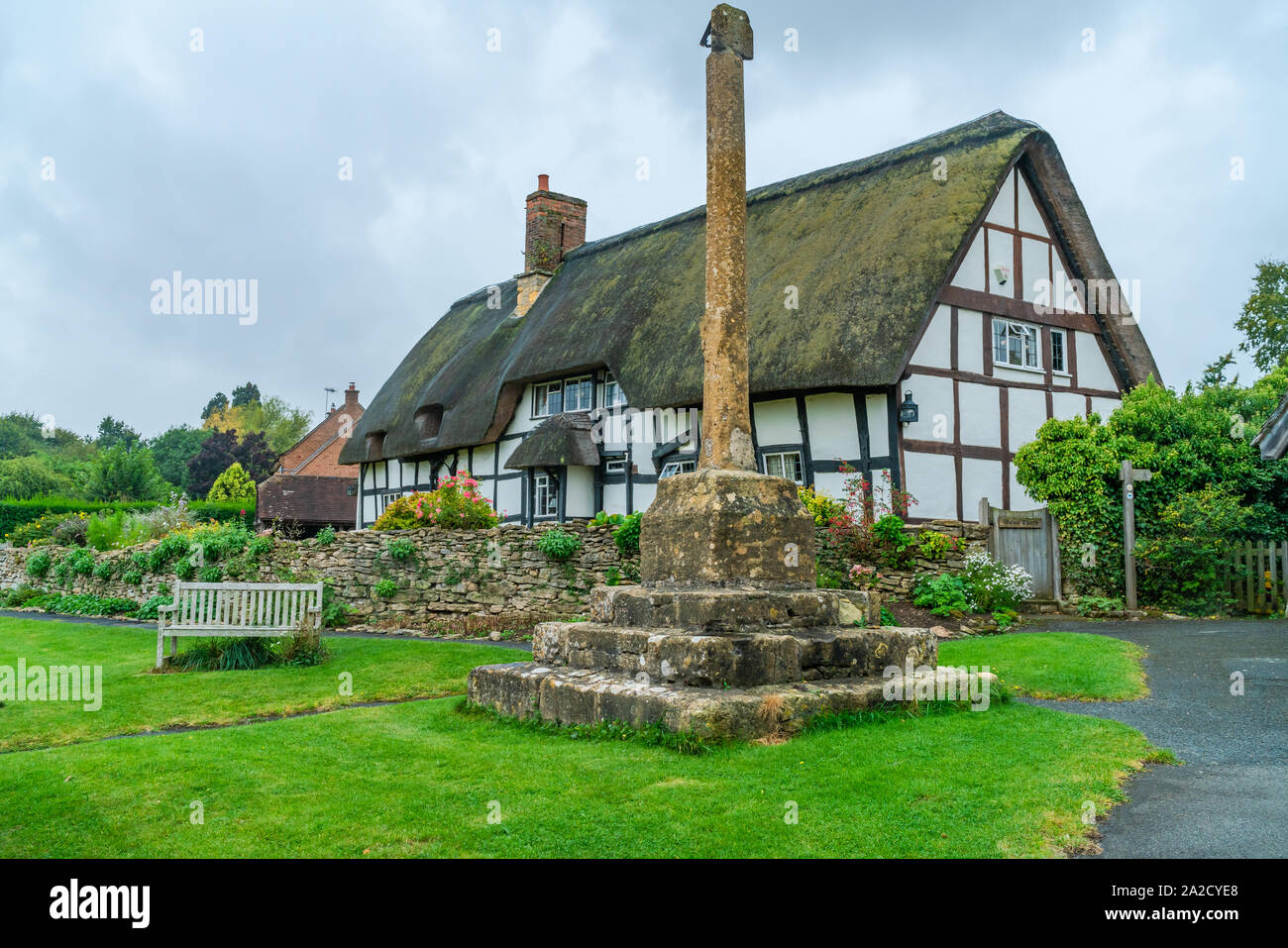 Medieval thatched cottage hi-res stock photography and images - Alamy