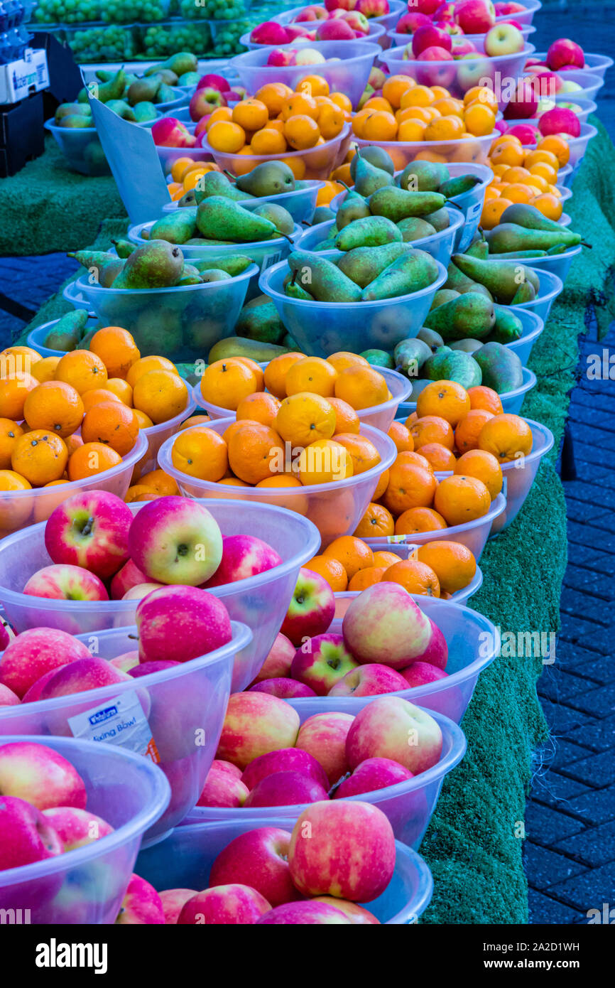A display of fruit set up on a market stall Stock Photo - Alamy