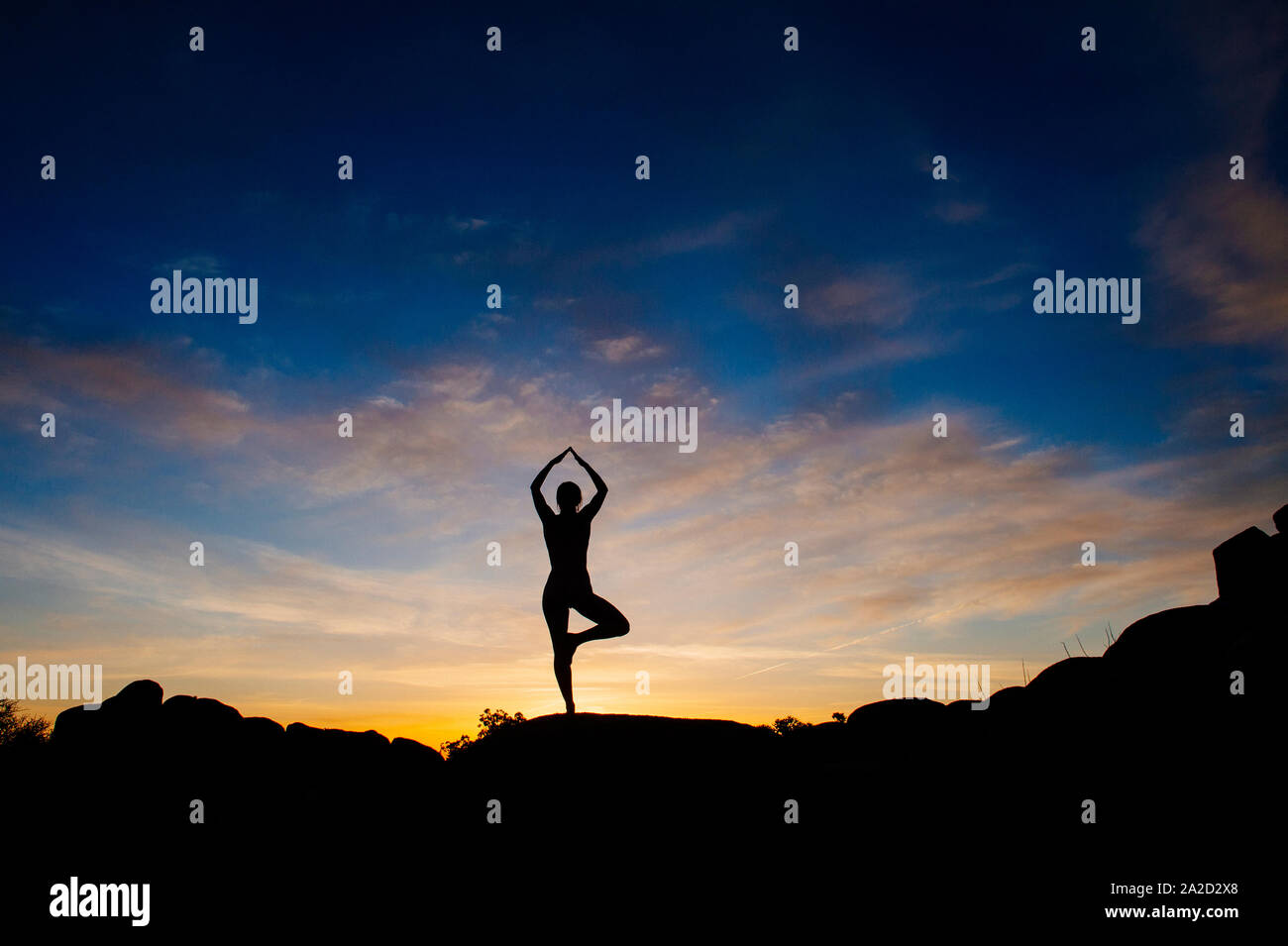 Yoga woman silhouette desert hi-res stock photography and images - Alamy