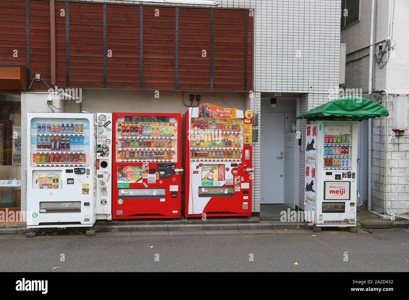 TOKYO, JAPAN - NOVEMBER 29, 2016: Vending machines with drinks in Tokyo ...