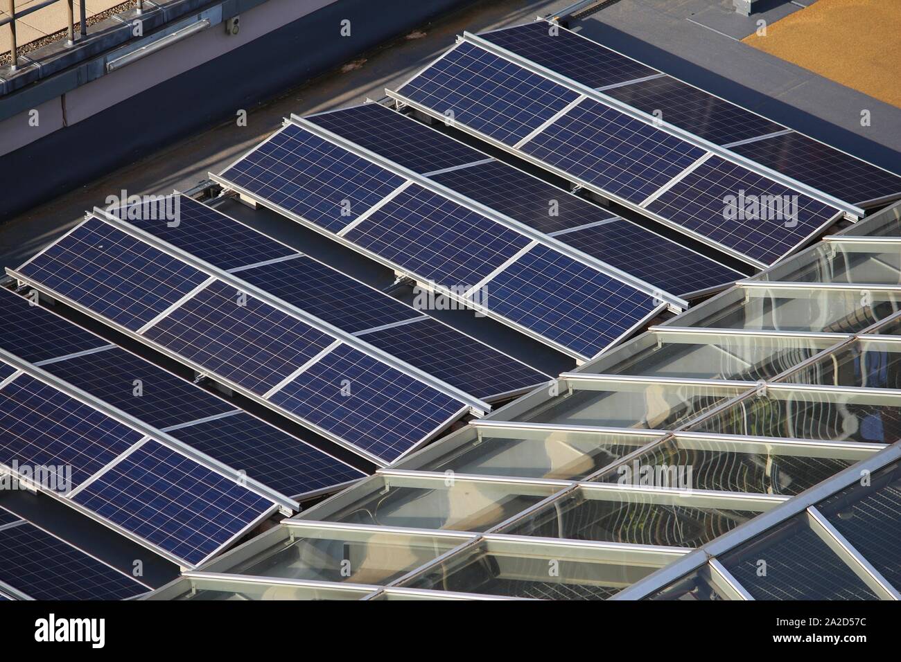 Roof solar panels technology - photovoltaic electricity cells ...