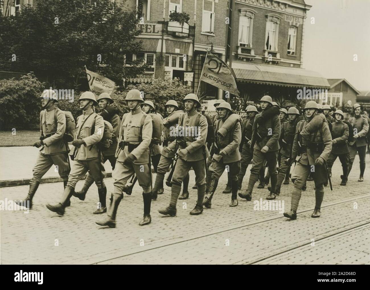 Een detachement van het 21e regiment infanterie uit Amersfoort passeert ...