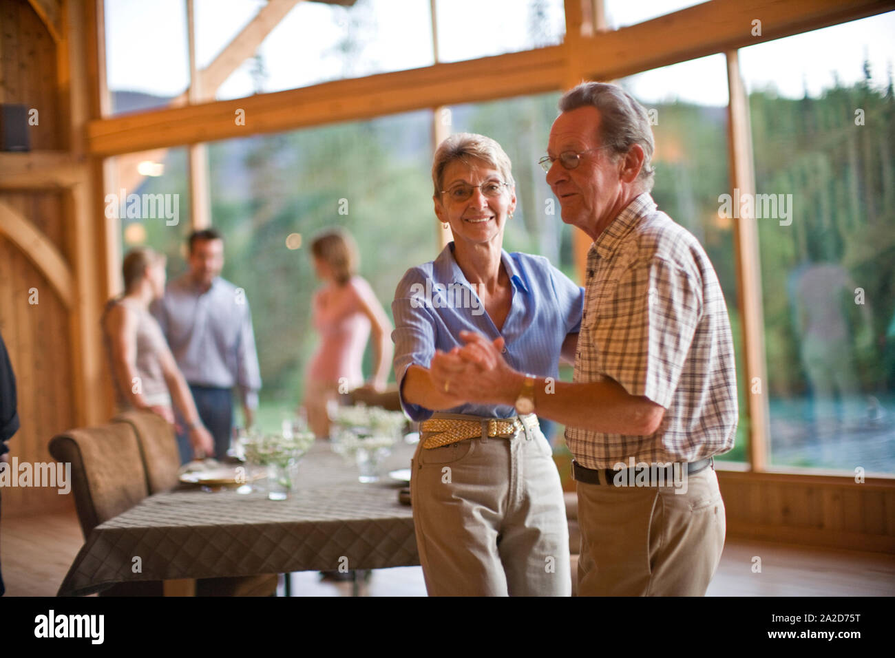 Family friends round dinner table hi-res stock photography and images ...