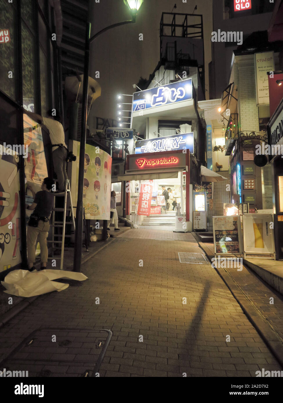 Tokyo - Street scene in Shibuya at night Stock Photo - Alamy