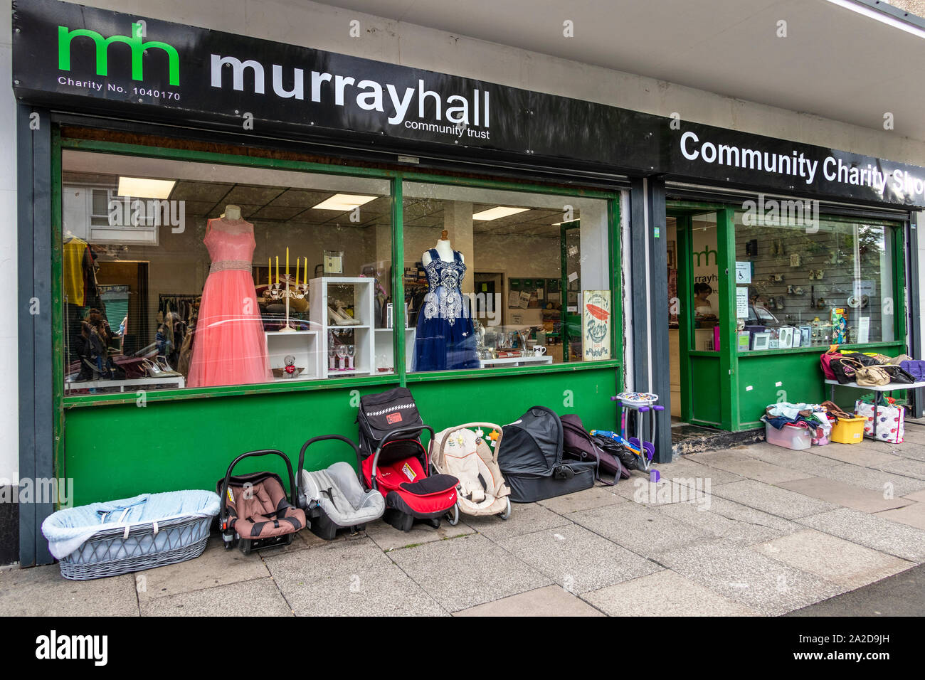 Working in charity shop hi-res stock photography and images - Alamy