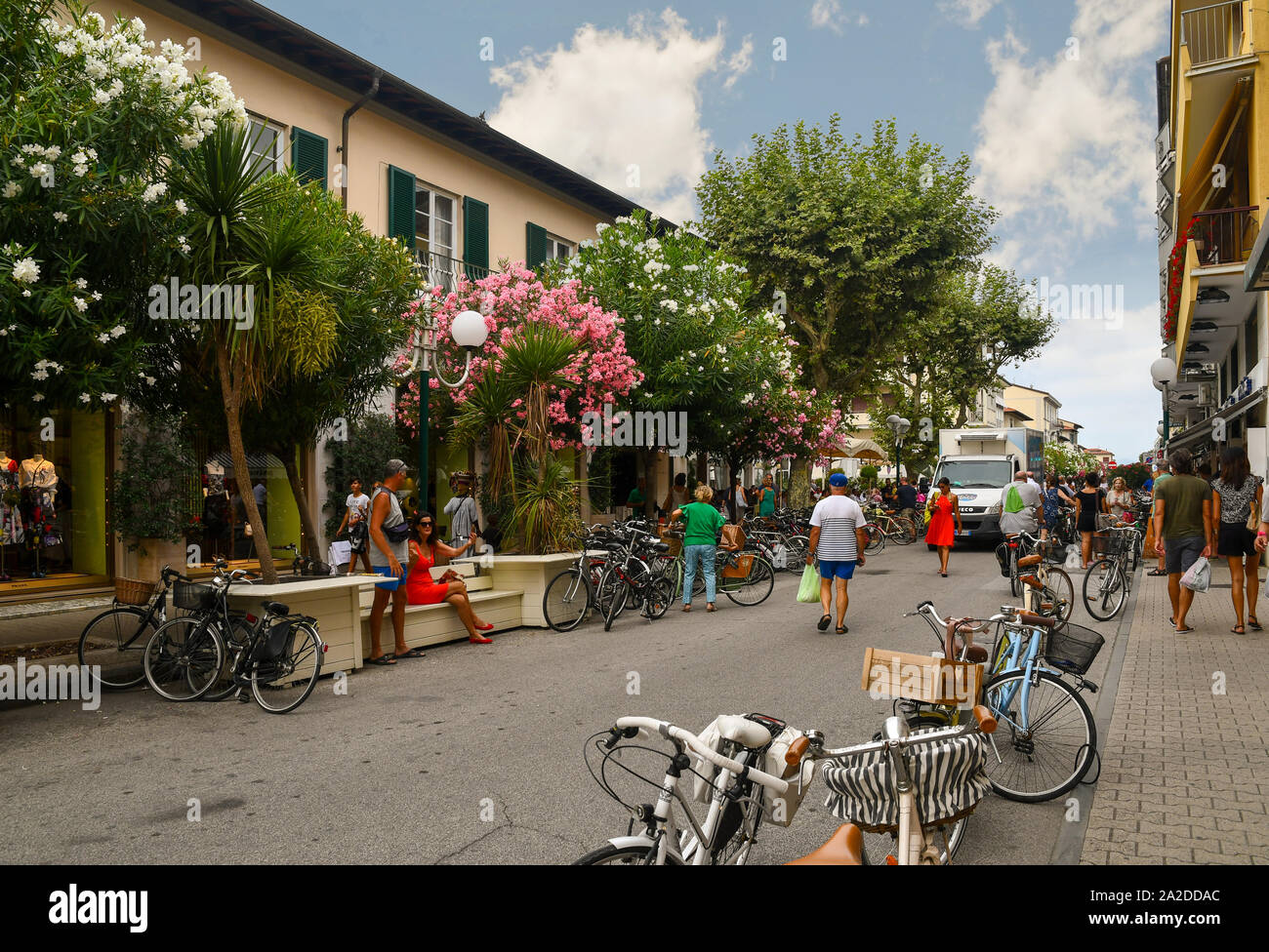 Downtown street people strolling parked hi-res stock photography and ...