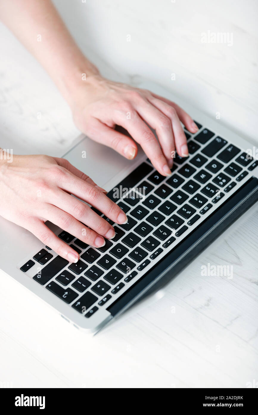 Hands email laptop screen hi-res stock photography and images - Alamy