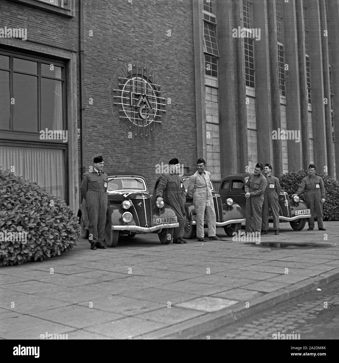 Die drei Ford Eifel mit ihren Fahrerteams vor der Zentrale der Ford ...